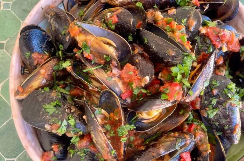 Steamed Mussels in White Wine & Tomato Sugo | OnTrac5